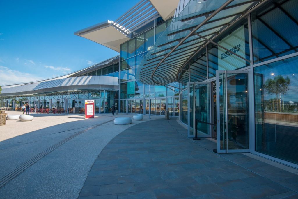 86 glazed steel doors at the CAP 3000 shopping centre