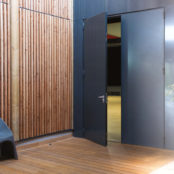 La porte de transformateur sur-mesure et un laquage personnalisé