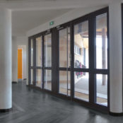 La porte de transformateur sur-mesure et un laquage personnalisé