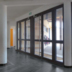 La porte de transformateur sur-mesure et un laquage personnalisé